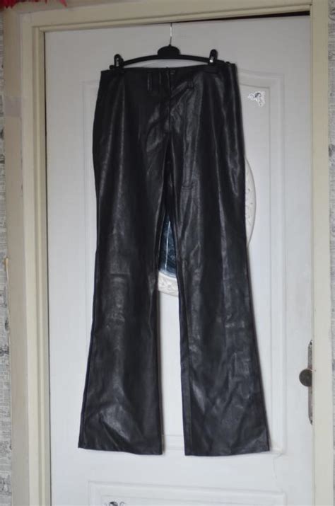 Стильні штани джинси зі штучної шкіри — ціна 350 грн у каталозі Джинси Купити жіночі речі за