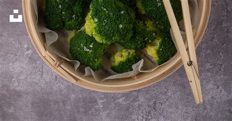 흰색 둥근 세라믹 그릇에 녹색 브로콜리 사진 Unsplash의 무료 음식 이미지