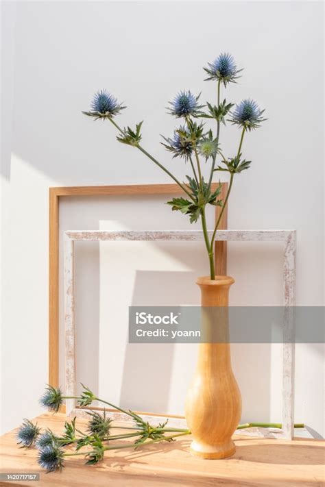 하얀 벽에 나무 프레임과 꽃 최소한의 예술 가정 장식 모형 0명에 대한 스톡 사진 및 기타 이미지 0명 3차원 형태 가구 Istock