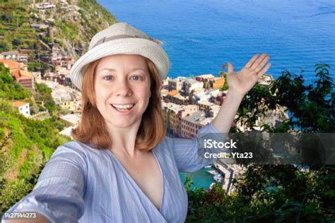 랜드 마크 이탈리아 여행 관광 국제 여행 관광 및 여행으로 셀카를 찍는 관광객 모자를 쓴 행복한 여성은 이탈리아의 Cinque Terre의 배경에 대해 촬영됩니다 35 39