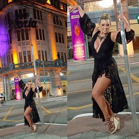 Com Look Sexy E Decot O Rita Cadillac Para O Tr Nsito Ao Dan Ar No Meio Da Rua Em Vit Ria