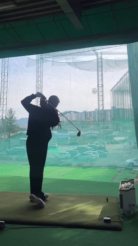 골프에 진심인 폴댄스강사 운동하는 제이미아 골프 진짜 오기생기는 운동이라고 내 몸이 이렇게 멍청한가 싶다고 했더니 골프가 원래 좀 그렇대요 🤣 하다보면늘겠지 🙄