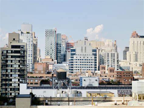 낮 동안 푸른 하늘 아래 도시 스카이 라인 사진 Unsplash의 무료 뉴욕 이미지