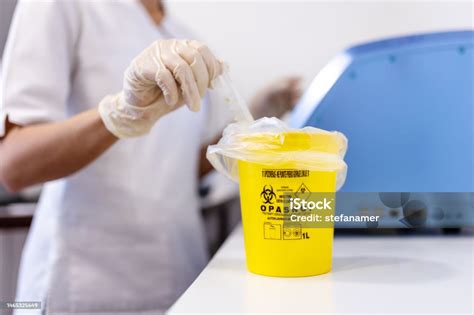 약을 쓰레기통에 버리십시오 의료 폐기물 처리를 줄이는 감염성 폐기물 처리 용기 생물학적 위험에 대한 날카로운 물건이 담긴 작은