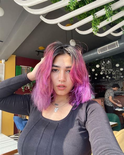 Selfie R 2busty2hide