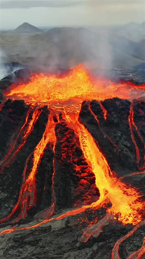 Breaking Hawaiis Kilauea Volcano Erupts With 1000 Foot Lava