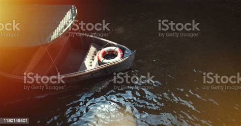 베니스 이탈리아의 운하 바다를 통해 구조 부표와 강에 보트 곤돌라 선박의 가까운 상단 보기 도시에서 여행과 체코 프라하에서 러시아 관광객을위한 여행을 만들기의 서비스 강에