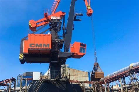 Специалисты «СММ» поставили второй портальный кран «Стриж» на ...