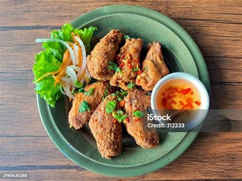 맛있는 바삭한 베트남식 프라이드 치킨 윙과 야채 절임 음식 메뉴 평면도 0명에 대한 스톡 사진 및 기타 이미지 0명 건강에