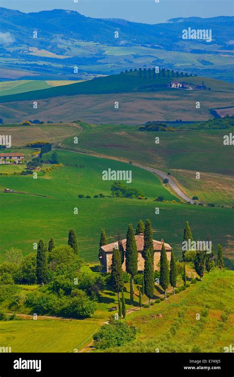 Val D´orcia Orcia Valley Fields And Farmhouse Tuscany Landscape