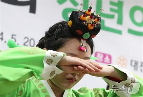 어른이 되는 절차 뉴스1