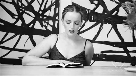 Es Ist Charlie Forde Wie Sie Zum Orgasmus Erreicht Während Sie Liest Xhamster