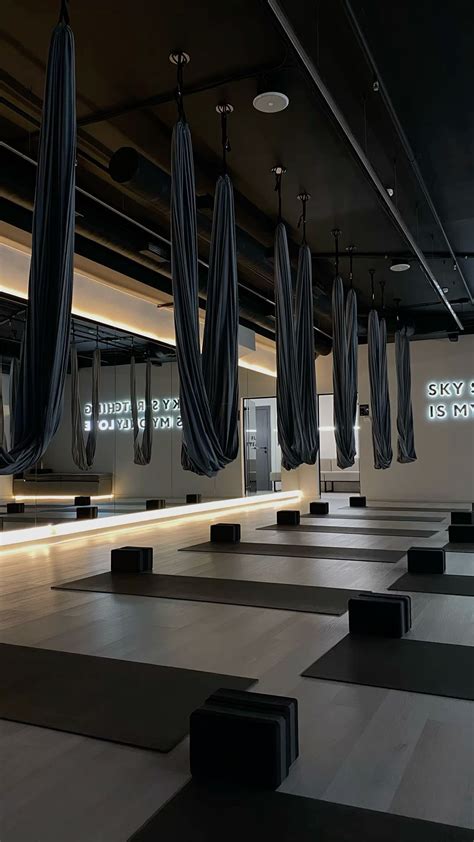 Растяжка в гамаках в 2025 г Фитнес дизайн Дизайн тренажерного зала Фитнес студия