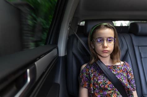 La Fille Est Assise Dans La Voiture Sur Le Chemin De L Cole Photo Gratuite