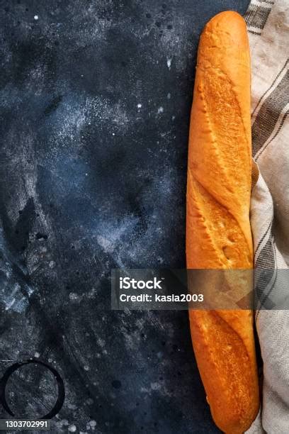 회색 오래된 콘크리트 배경에 신선한 프랑스 바게트 빵 테이블 복사 공간이 있는 상단 뷰 플랫 레이 개체 그룹에 대한 스톡 사진 및 기타 이미지 Istock