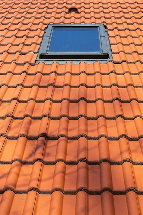 다락방 창문이 있는 기와 지붕 다락방 창문 배경 지붕 이기 새로운 집 배경 일러스트 및 사진 무료 다운로드 Pngtree