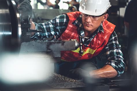 제조 작업장에서 기계 작업을 수행하는 스마트 팩토리 작업자 또는 엔지니어 Cnc 장치에 대한 스톡 사진 및 기타 이미지 Cnc 장치 강철 검사자 Istock