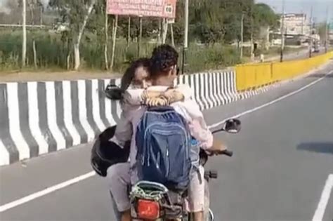 Viral Pasangan Kekasih Berpelukan Dari Depan Sambil Mengendarai Motor