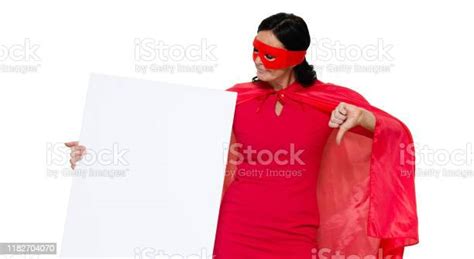 아래를 내려다보는 정면 1인 허리 초상화 성인 아름 다운 흑발 코 카 서 스 페 소 여성 젊은 여성 슈퍼 히어로 영웅 서 아이