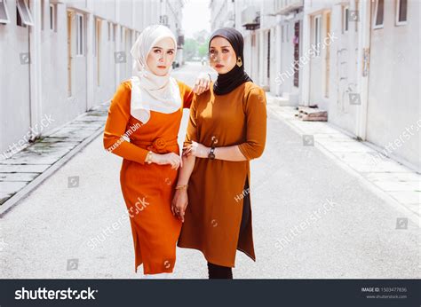 9803 Imagens De Modest Models Imagens Fotos Stock E Vetores
