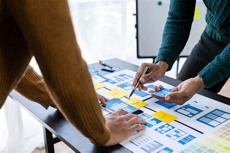 앱 아이디어 창의적인 웹 디자인 계획 및 개발 템플릿을 브레인스토밍하여 사무실에서 함께 작업하는 모바일 프로젝트를 위한 것입니다