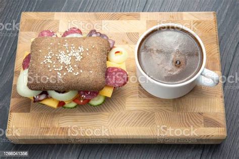 야채와 소시지와 커피와 햄버거 패스트 푸드와 아침 식사 칼로리와 다이어트 건강한 식생활에 대한 스톡 사진 및 기타 이미지