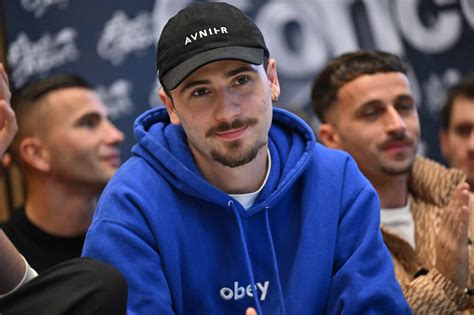 Décolleté Transparence Et Poses Lascives Ces Photos Sexy De Marion