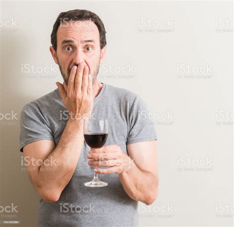 손으로 유리 커버 입에 레드 와인을 마시는 수석 사람 실수 두려움 침묵 비밀 개념에에서 무서 워의 표현에 대 한 수치와 충격