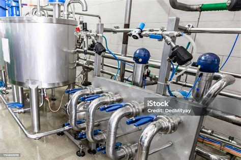 스테인레스 스틸 파이프 및 저수지 추상 산업 배경으로 주스와 물 생산 공장 또는 공장에서 금속 파이프 라인 강철에 대한 스톡 사진 및 기타 이미지 Istock
