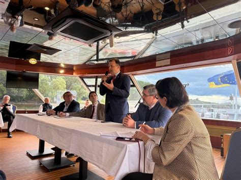 Мартин Харизанов представя България на Централноевропейска среща в Братислава и Виена снимки