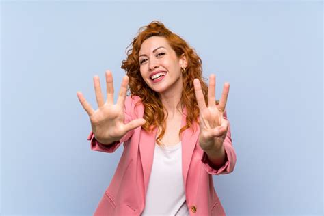 빨간 머리 여자 에 정장 위에 고립 된 푸른 벽 계산 여덟 와 손가락 머리 모양에 대한 스톡 사진 및 기타 이미지 머리 모양 백인종 부분의 Istock