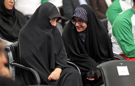 عکسحضور دختر شهید رضایی نژاد دانشمند هسته‌ای در مراسم دیدار با رهبر