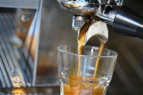 카페 내부의 컵에 커피를 붓는 에스프레소 메이커의 클로즈업 샷 0명에 대한 스톡 사진 및 기타 이미지 0명 갈색 구이