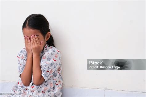 슬픈 표정을 짓는 손으로 얼굴을 가리는 아시아 어린 아이 소녀에 대한 스톡 사진 및 기타 이미지 소녀 손 아시아인