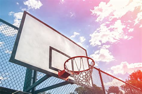 복사 공간이있는 야외 농구 링 도시 위치의 스트리트 볼 코트 가장자리에 대한 스톡 사진 및 기타 이미지 가장자리 거리 경기 스포츠 Istock