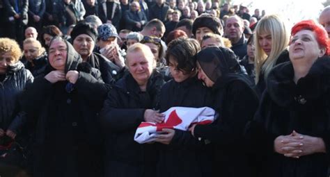 ვაჟკაცებს ცრემლით არ აცილებენო და მრავალჟამიერი უმღერა შვილს ” რა