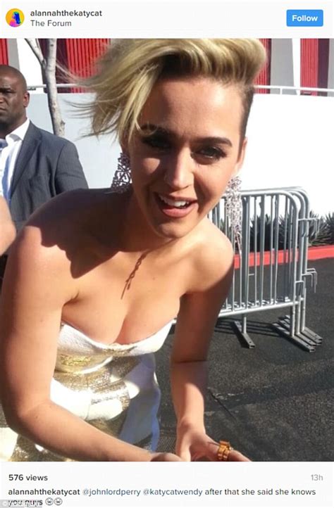 Katy Perry Geeks Out When Meeting Fans At Iheart Awards Daily Mail Online