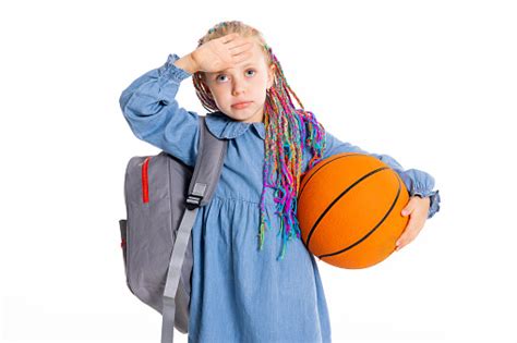 사랑스러운 젊은 슬픈 사려 깊은 미취학 아동 아이는 하얀 배경에 화려한 머리띠를 하고 배낭 배낭을 메고 농구공을 손에 들고 있다 경쟁에 대한 스톡 사진 및 기타 이미지