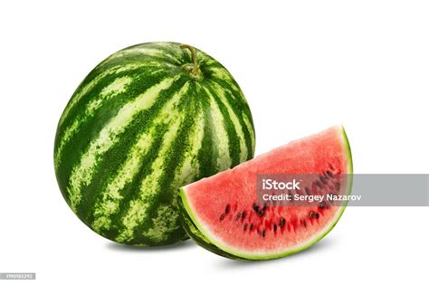 흰색에 슬라이스가 있는 녹색 줄무늬 수박 텍스트 이미지의 복사 공간 횡단면 분홍색 살 검은 씨앗베리 클로즈업 0명에 대한 스톡 사진 및 기타 이미지 Istock