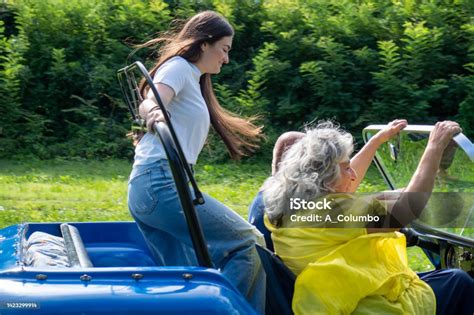 여름철에 가족과 함께 즐거운 시간을 보내는 공원에서 모래 언덕 버기를 운전하는 노인 구형 자동차에 대한 스톡 사진 및 기타 이미지 구형 자동차 20 24세 3 명