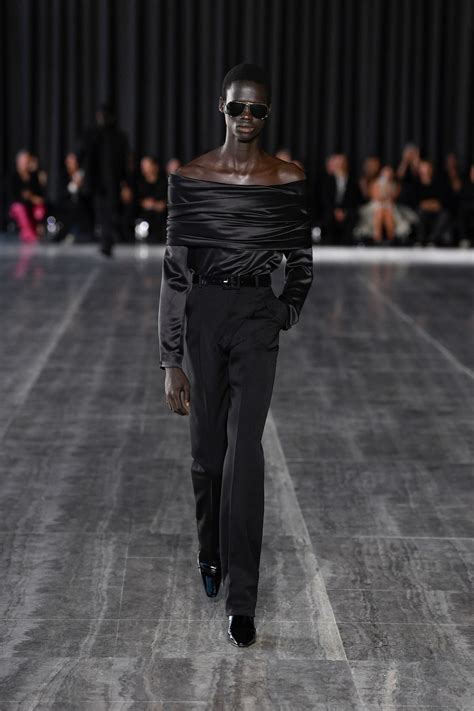 لباس یقه قایقی یا آف‌ شولدر Off The Shoulder چیست؟ کمد مجله