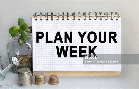 당신의 주 계획 동전의 스택과 함께 테이블에 앉아 노트북에 작성 동전과 새싹 유리 항아리 작은 장난감 급수 수 있습니다 돈 절약 개념 0명에 대한 스톡 사진 및 기타 이미지