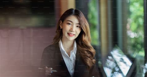 매력적인 사업가 초상화 사무실에서 서류와 펜을 들고 있는 여성 조수 사진 Unsplash의 매니저 이미지