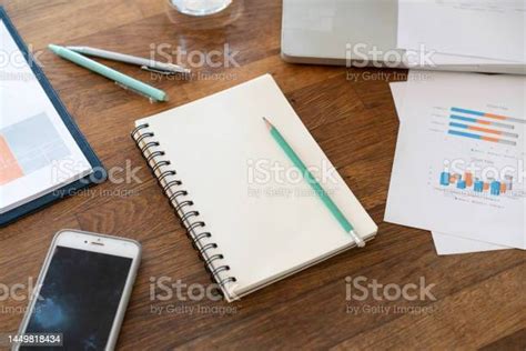 책상 설치 작업 환경의 비 사람 이미지 홈 오피스의 책상에서 일하십시오 집에서 일하는 동안 메모장에 글을 씁니다 0명에 대한 스톡 사진 및 기타 이미지 Istock