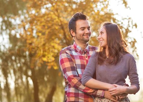 Junges Paar In Liebe Im Herbst Park Stock Bild Colourbox