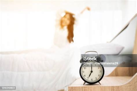 좋은 아침 새 날 알람 시계 일어나 고 여자 앉아 몸 스트레칭 에 침대 옆 창 에 침실 건강관리와 의술에 대한 스톡 사진 및 기타 이미지 건강관리와 의술 건강한 생활