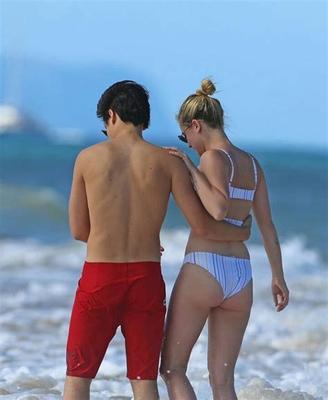 Alexis Superfan S Shirtless Male Celebs Cole Sprouse Shirtless In Hawaii