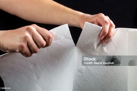 검은 색 배경에 롤에서 흰색 종이 타월 조각을 찢어 손 수평 방향 키친타월에 대한 스톡 사진 및 기타 이미지 키친타월