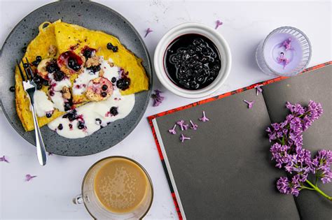 어두운 Marable 배경 상단보기 위에 빈 메모장이있는 회색 접시에 딸기와 바나나와 팬케이크 위에서 플랫 레이 오버 헤드 0명에 대한 스톡 사진 및 기타 이미지 Istock