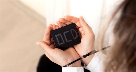 강박 신경증과 손으로 쓰여진 블랙 카드를 들고있는 여성은 플라스틱 수갑으로 묶여 있습니다 강박에 대한 스톡 사진 및 기타 이미지 강박 강박장애 꼼짝 못하는 Istock